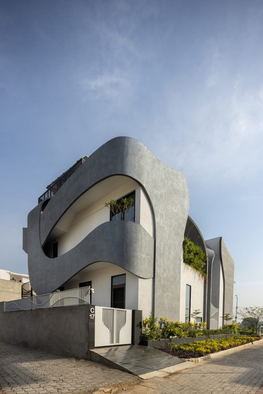 Studio Ardete wraps sculptural concrete ribbon around Indian home ...