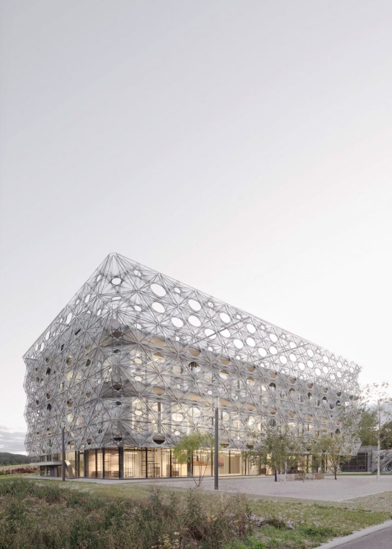 Robotically woven fibres wrap university building for textiles in ...